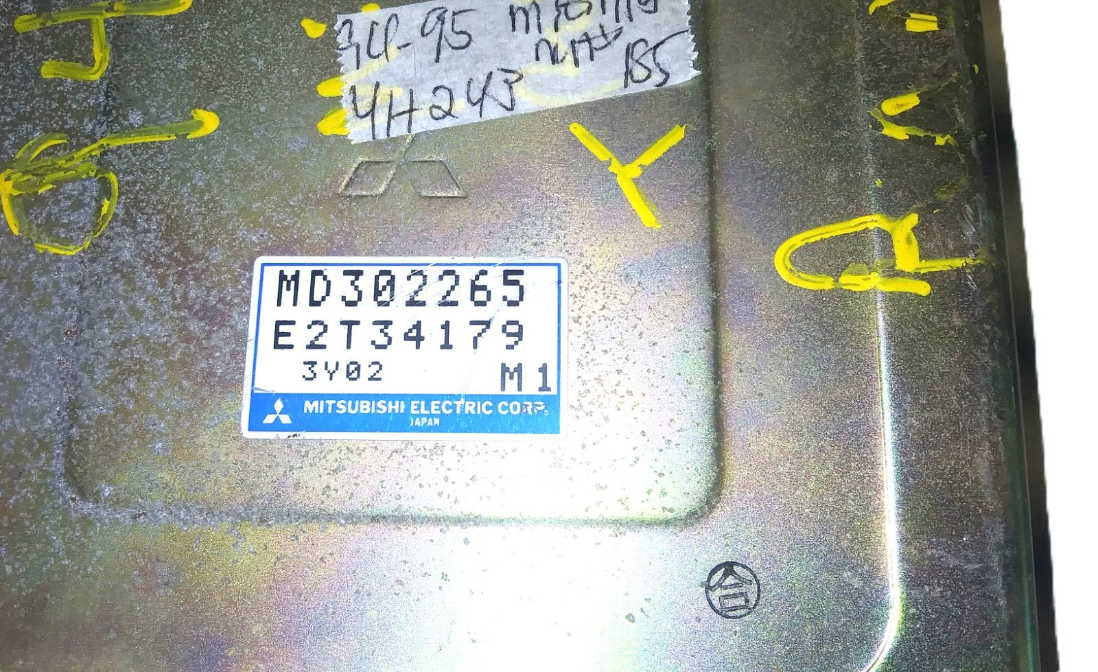 MD302265 ecm ecu computer 1994-1995 Mitsubishi MIghty Max